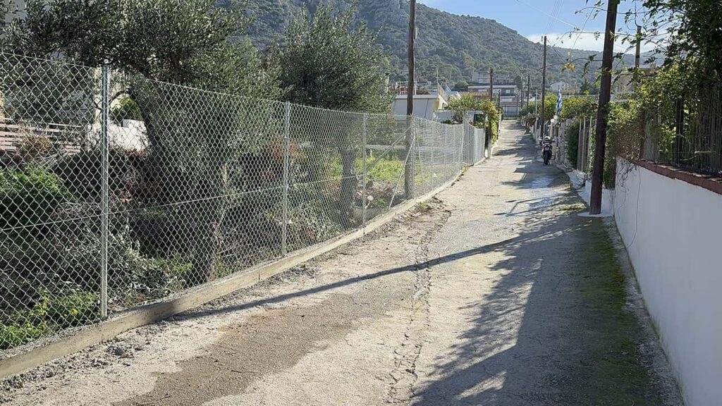 Περίφραξη οικοπέδου στη Σαλαμίνα