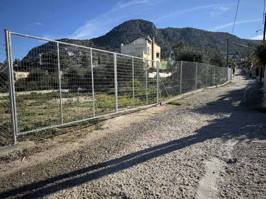 Περίφραξη οικοπέδου στη Σαλαμίνα